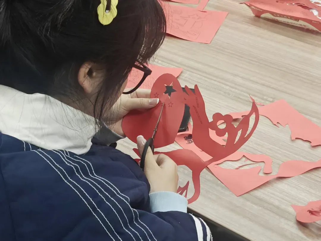 我院组织开展国家公祭日主题剪纸活动